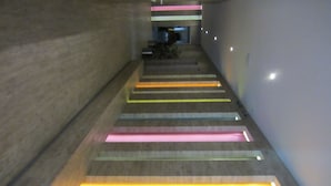 Uma escadaria com degraus iluminados em um edifício moderno.