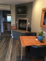 Quarto superior, 1 cama King, vista parcial para o oceano | Roupas de cama premium, escrivaninha, espaço de trabalho para notebook