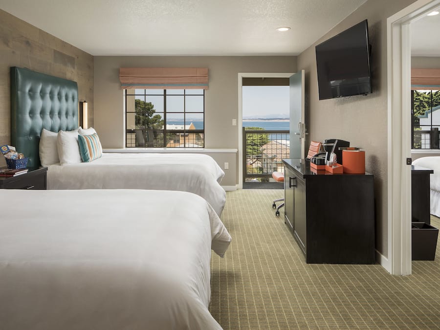 Cofres nos quartos, escrivaninha, cortinas blackout, berços grátis