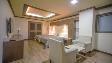 Quarto duplo luxo | Roupas de cama premium, escrivaninha, cortinas blackout