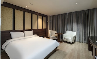 Quarto Duplo Deluxe | Roupa de alta qualidade, secretária, cortinas/cortinados opacos 