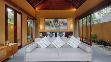 Premier One Bedroom Pool Villa (Free 1x Floating Breakfast or Minibar) | Roupa de alta qualidade, minibar, cofre no quarto, secretária