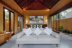 Premier One Bedroom Pool Villa (Free 1x Floating Breakfast or Minibar) | Roupa de alta qualidade, minibar, cofre no quarto, secretária