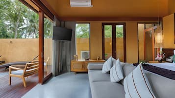 Premier One Bedroom Pool Villa (Free 1x Floating Breakfast or Minibar) | Roupa de alta qualidade, minibar, cofre no quarto, secretária