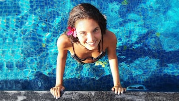 Piscina exterior, guarda-sóis, espreguiçadeiras