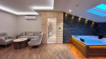 Quarto Empresarial | Roupa de alta qualidade, minibar, cofre com capacidade para portátil