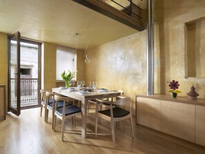 Casa de Luxo, 3 quartos, 2 casas de banho, Vista para a cidade | Refeições no quarto