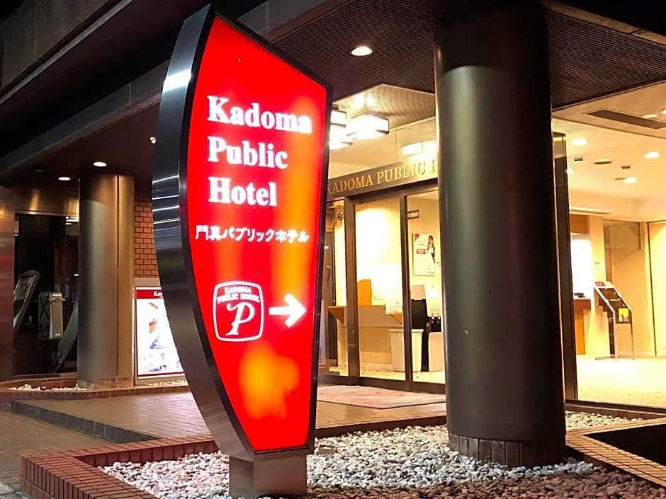 Placa indicativa para o Hotel Público de Kadoma, com uma seta direcional.