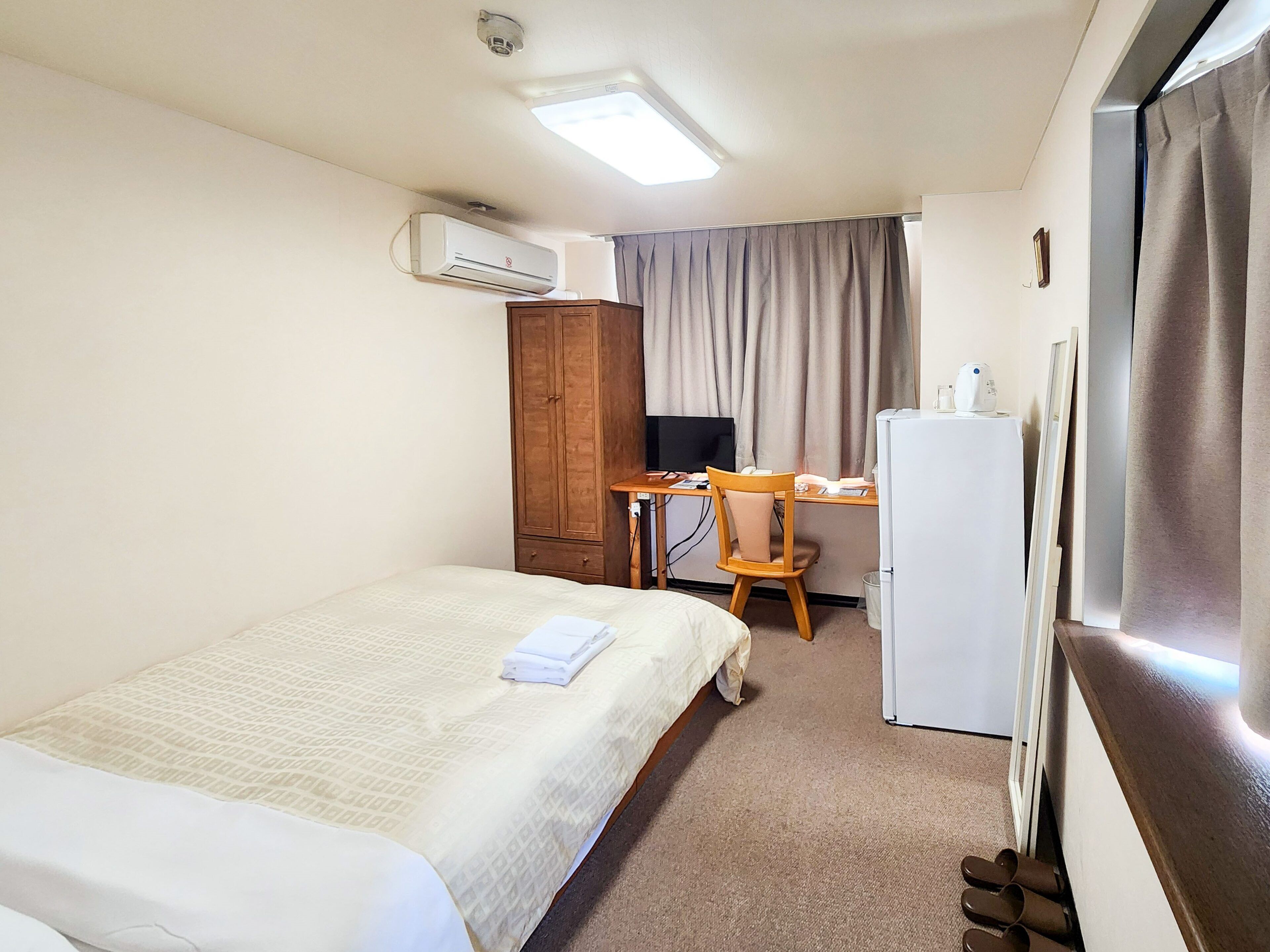 Escrivaninha, roupa de cama