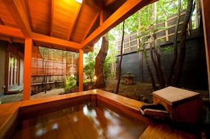 Um onsen japonês tradicional com vigas de madeira e um alpendre de madeira.