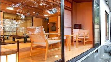 Quarto Deluxe, casa de banho privativa (Japanese style, with cypress bath) | Refeições no quarto