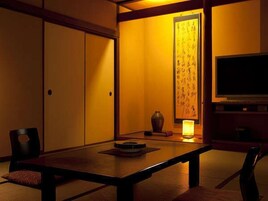 Quarto triplo tradicional (Japanese Style) | Cofres nos quartos, Wi-Fi de cortesia