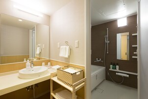 Quarto família, para não fumantes | Comodidades do banheiro | Chuveiro/banheira combinados, banheira de imersão