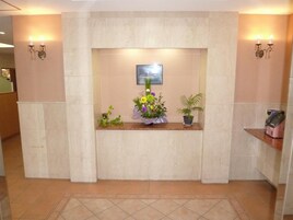 Uma combinação polibã/banheira, um secador de cabelo, chinelos 