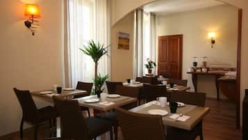 Pequeno-almoço tipo buffet diário (13 EUR por pessoa)