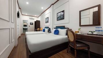 Quarto Quádruplo Familiar | Secretária, cortinas/cortinados opacos, ferro/tábua de engomar