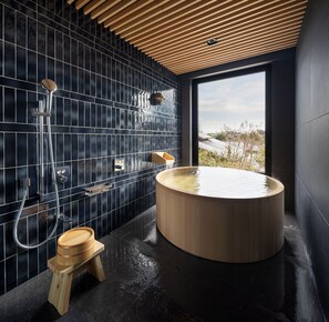 Quarto standard, para não fumantes (Suite) | Banheiro | Chuveiro, chuveiro com efeito de chuva, produtos de toalete grátis 