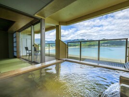 Suíte luxo, para não fumantes, vista para o oceano (Corner, open-air view bath) | Banheiro | Secador de cabelo, chinelos, toalhas de banho, shampoo