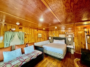 River view Family Cabin, 1 Queen and Sofa Bed | Com decoração personalizada, com mobília individualizada, secretária 
