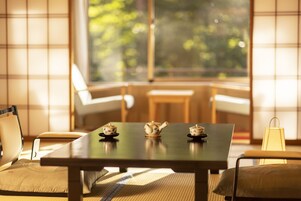 Quarto em estilo japonês | Cofres nos quartos, cortinas blackout, ferros/tábuas de passar roupa