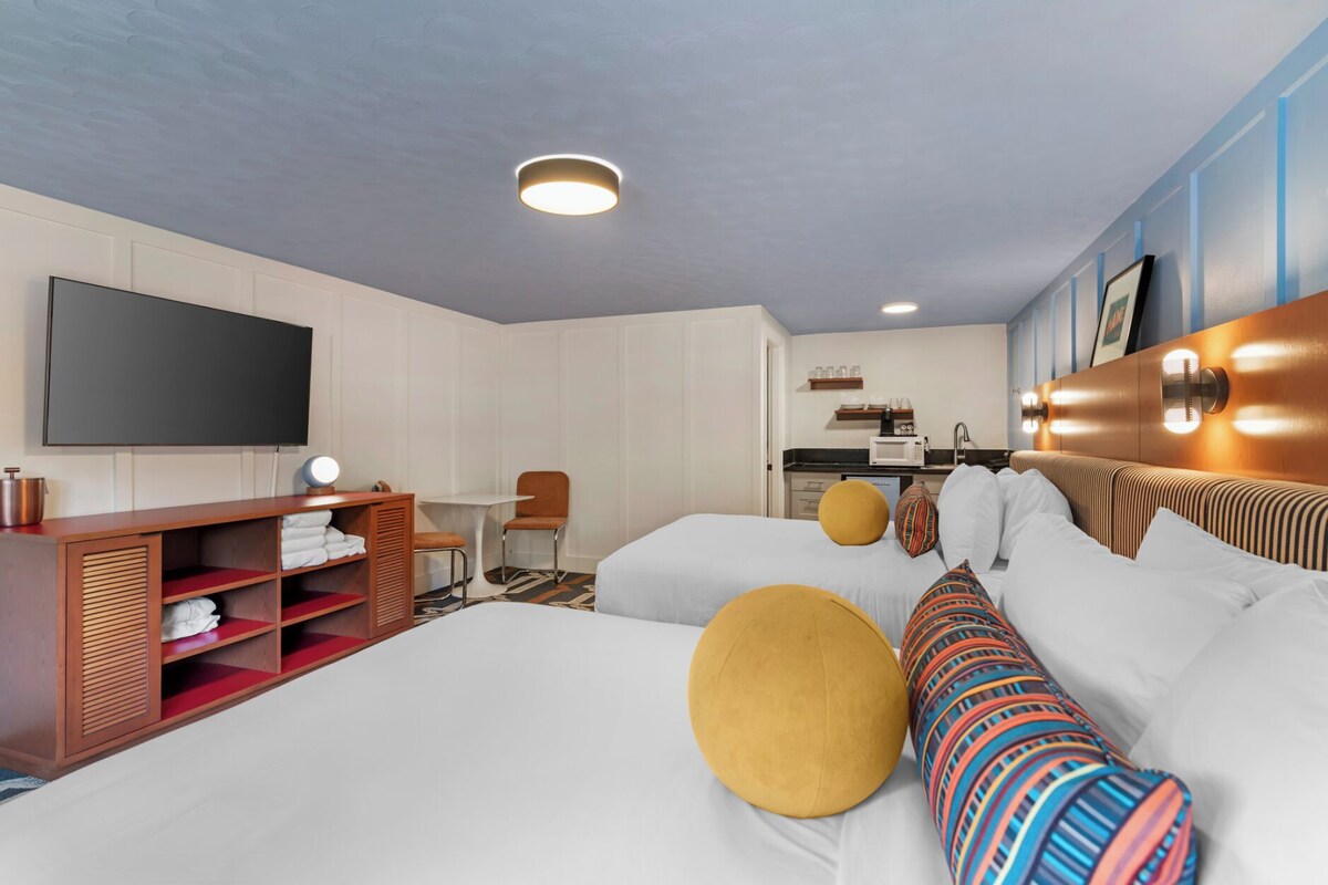 Quarto Superior, 2 camas queen-size | Ferro/tábua de engomar, Wi-fi grátis, com decoração personalizada 