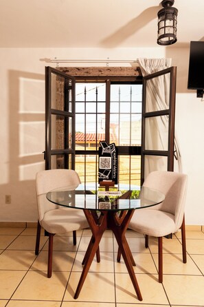 Suite Gallery, 2 quartos, não fumadores, casa de banho privativa (Claudia Gleason 2-Bedroom) | Sala de estar | Smart TV de 48 polegadas com canais digitais, Netflix 