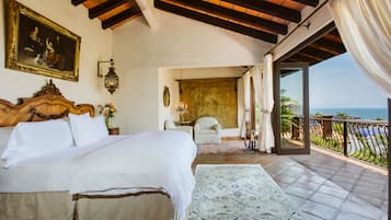 Signature Suite Angel's View, 1 King Bed, Terrace, Ocean View | 1 quarto, roupas de cama premium, cofres nos quartos