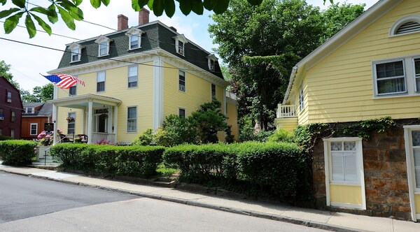 Yankee Peddler Inn - Rhode Island