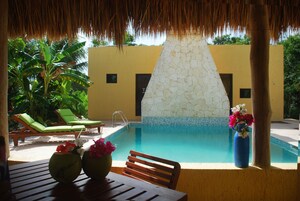 Piscina externa, espreguiçadeiras