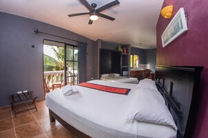 Quarto conforto, 1 quarto, vista para a praia, de frente para a praia | Cofres nos quartos, individualmente decorados, Wi-Fi de cortesia