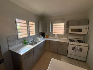 Triple Room with Joint Kitchen and Living Room | Cozinha privada | Geladeira grande, micro-ondas, fogão, chaleira elétrica