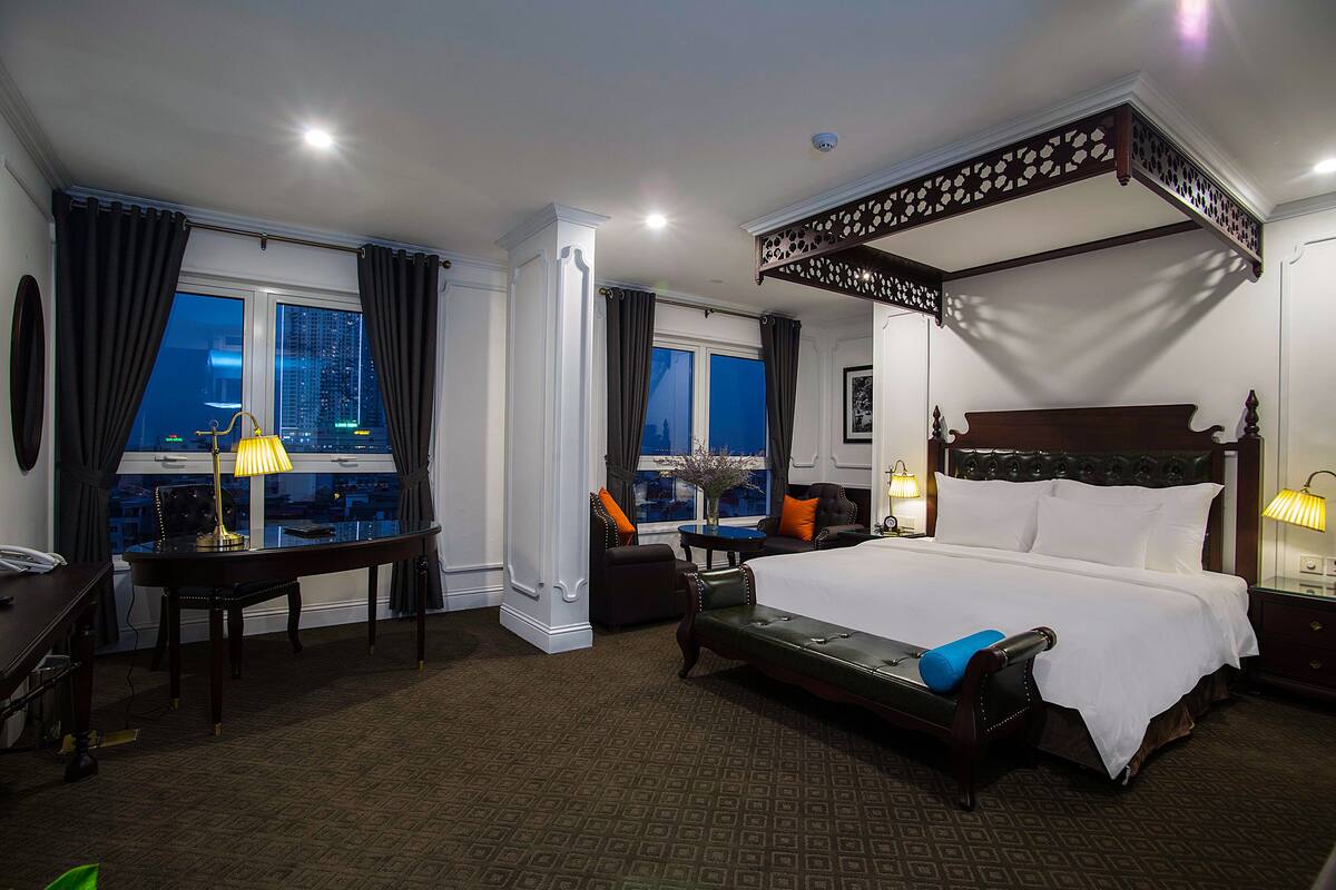 Suite-Estúdio de Luxo, 1 cama king-size, acesso à piscina, Vista para a cidade | 1 quarto, minibar, cofre no quarto, secretária 