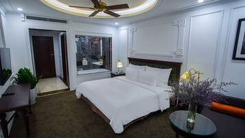 Quarto casal grand, 1 cama King e sofá-cama, sacada, vista para a cidade | 1 quarto, frigobar, cofres nos quartos, escrivaninha