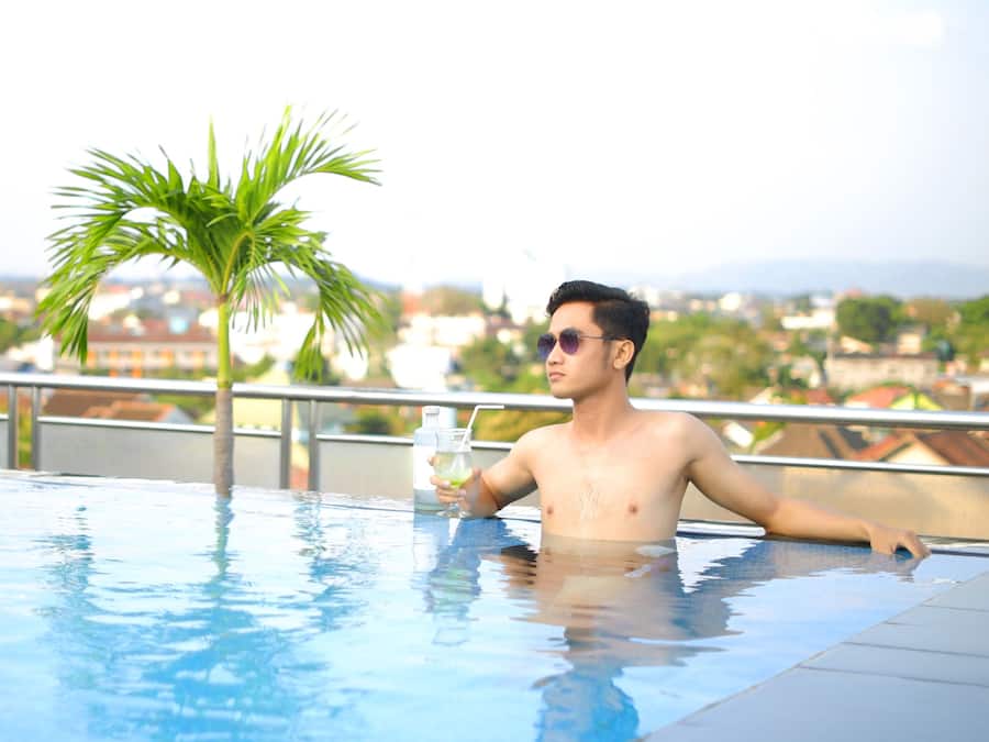 Piscina exterior, espreguiçadeiras