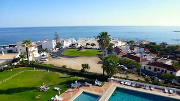 Piscina exterior, guarda-sóis, espreguiçadeiras