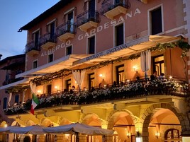 Fachada da propriedade à noite