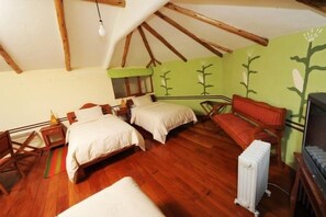 Quarto triplo superior | Frigobar, cofres nos quartos, escrivaninha, Wi-Fi de cortesia