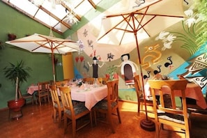 Café da manhã com buffet grátis todos os dias