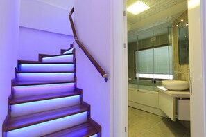 Suíte, 2 quartos (King) | Banheiro | Chuveiro/banheira combinados, banheira de hidromassagem