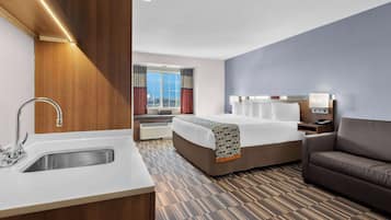 Suite-Estúdio, 1 cama king-size, acessível, não fumadores (Mobility,Hearing,Tub w/Grab Bars) | Secretária, secretária adequada para computadores portáteis