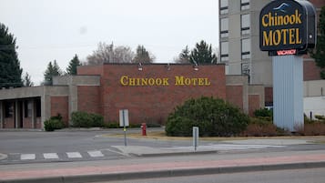 Placa do Chinook Motel com aviso de 'Sem quartos disponíveis'.