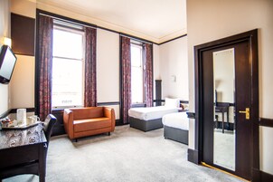 Quarto Twin, 2 camas individuais | Roupa hipoalergénica, secretária, ferro/tábua de engomar, Wi-fi grátis