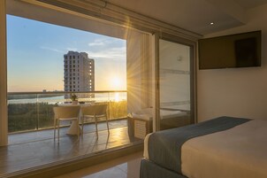 Quarto superluxo, 1 cama King, banheira de imersão, vista para o mar | Vista da sacada