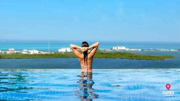 Piscina externa, funciona das 7h às 23h, guarda-sóis, espreguiçadeiras