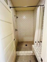 Quarto Standard, 1 cama queen-size, casa de banho partilhada | Casa de banho | Um secador de cabelo (mediante pedido), toalhas fornecidas 