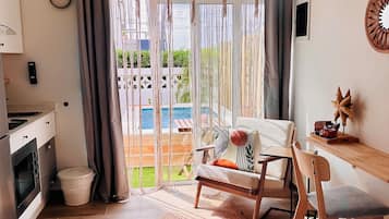 Estúdio Deluxe, 1 cama queen-size, piscina privativa, vista para a piscina | Sala de estar | TV de ecrã plano, Netflix, Hulu, livros