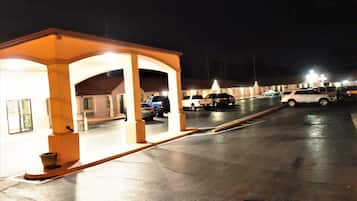 Fachada do alojamento (tarde/noite)