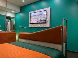 Suite Deluxe, banheira de hidromassagem grande | 1 quarto, quartos insonorizados, ferro/tábua de engomar, Wi-fi grátis 