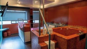 Suite Deluxe, banheira de hidromassagem grande | 1 quarto, quartos insonorizados, ferro/tábua de engomar, Wi-fi grátis
