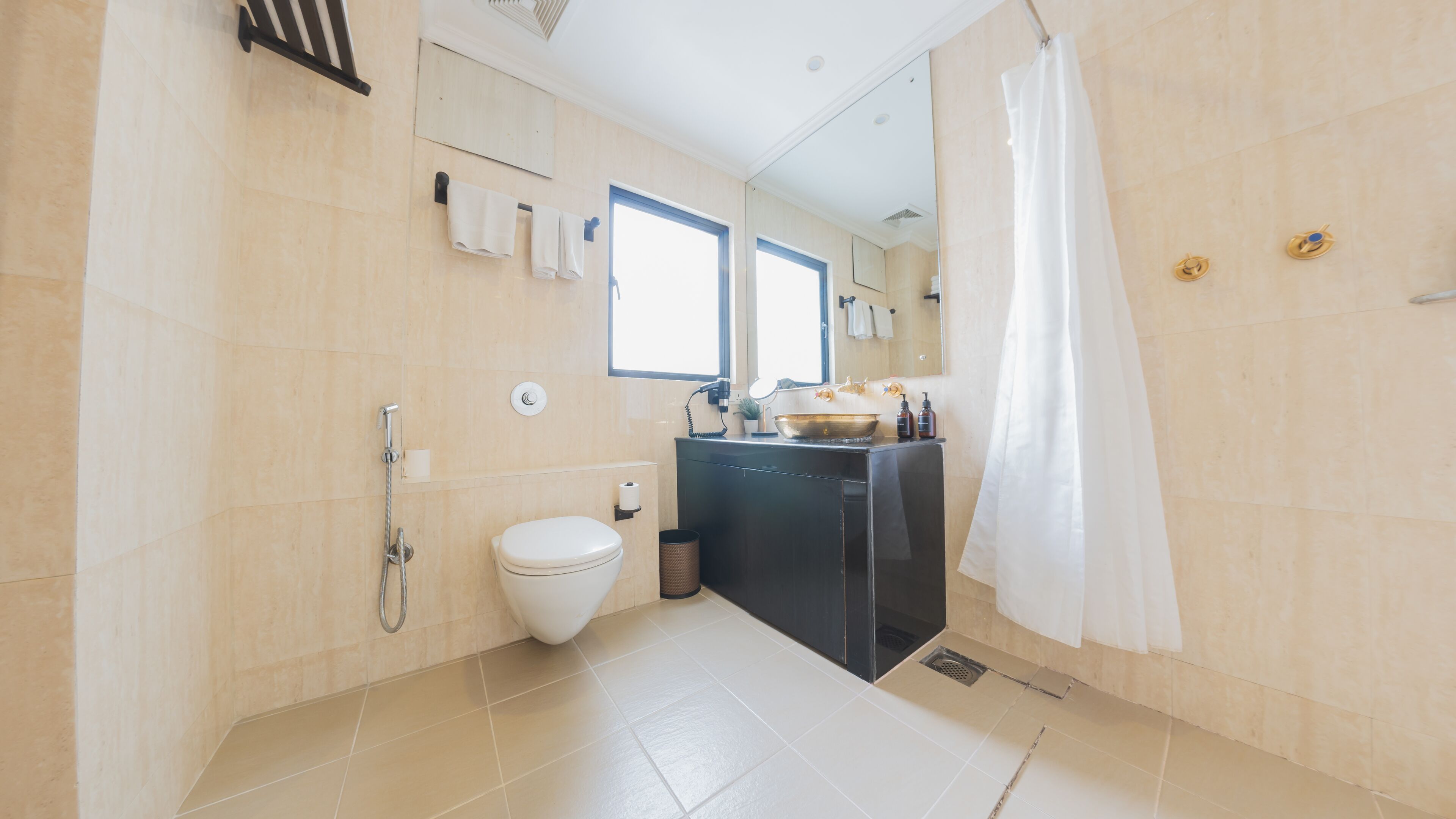 Uma casa de banho moderna com sanita, lavatório e zona de duche.